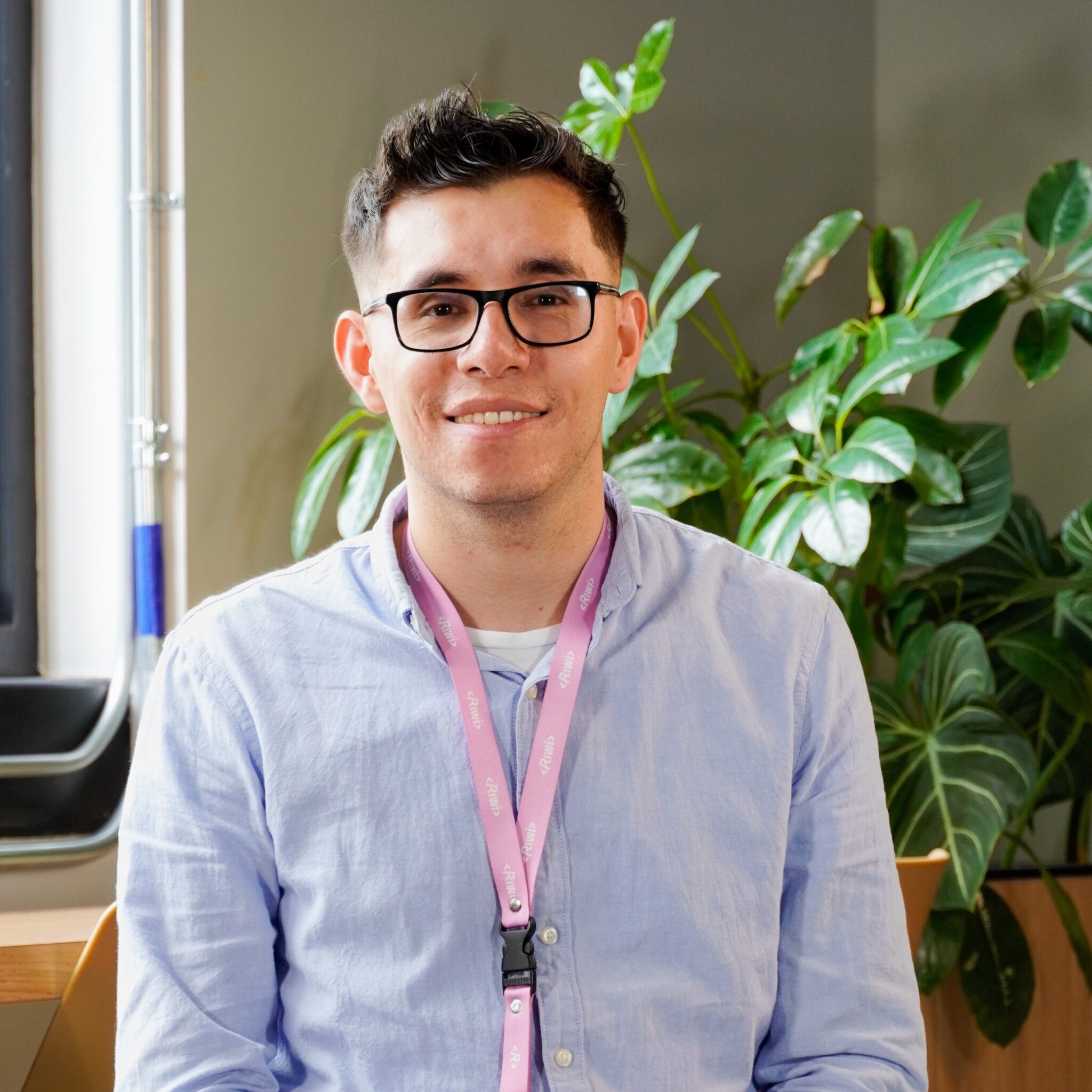 Entrenamos desarrolladores y los conectamos con tu empresa.